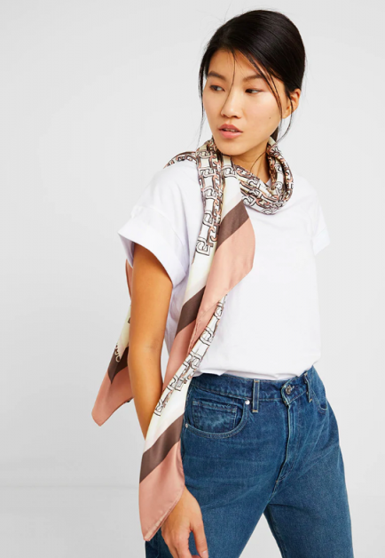 Comment s’habiller pour voyager en avion ? - ELLE.be