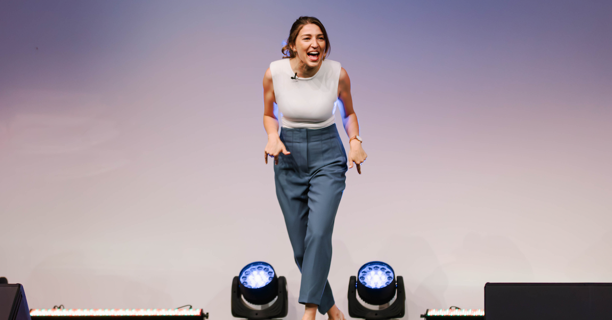 Panique, stress : apprenez à gérer un discours en public avec Emna Chaouch - ELLE.be