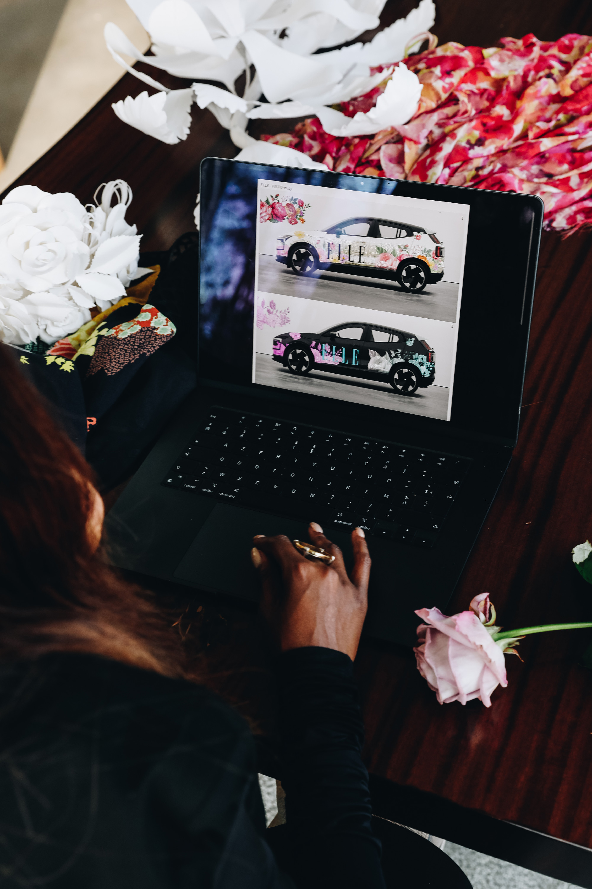 La Volvo EX30 s’habille de fleurs avec Élodie Ouédraogo - ELLE.be