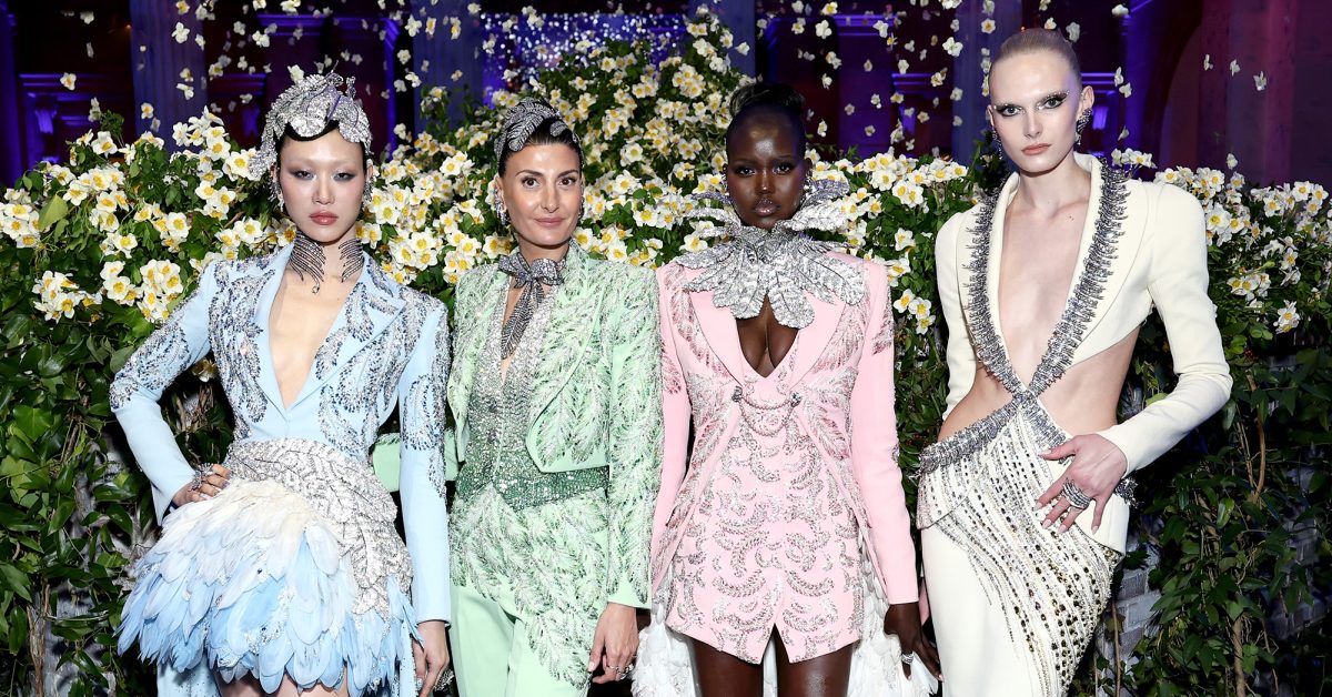 Alex Consani et Adut Akech brillent en Swarovski au Met Gala
