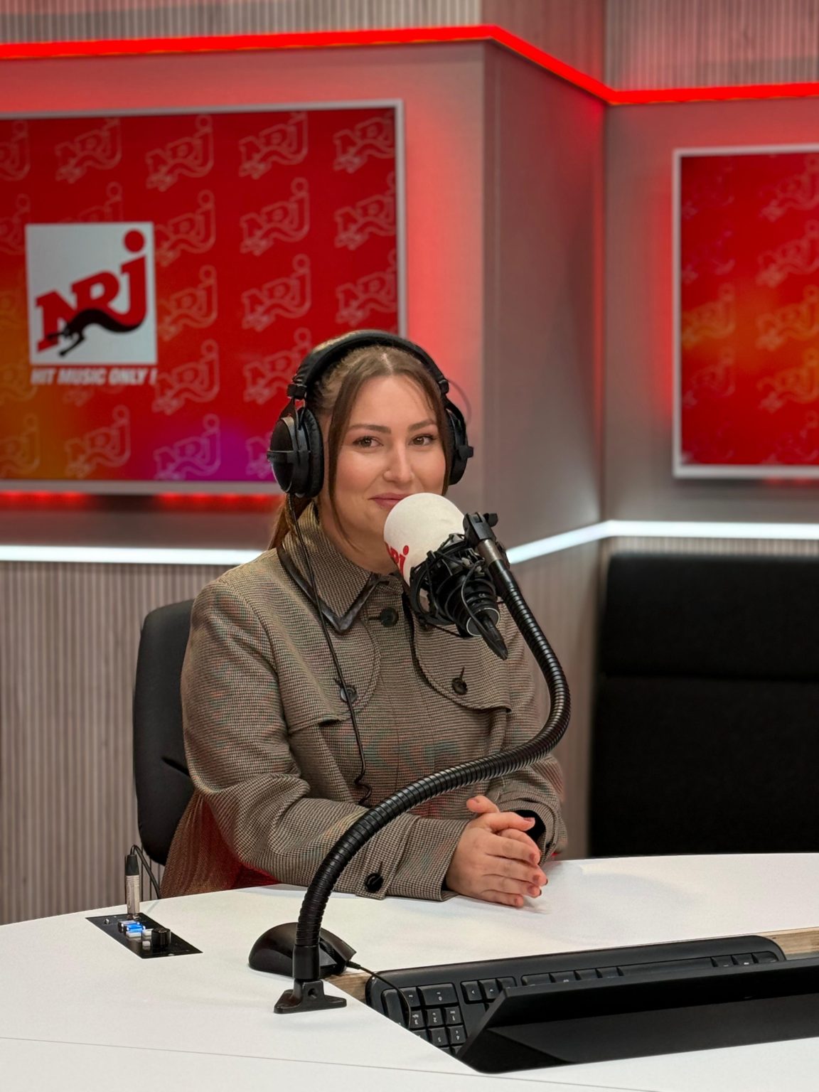 Surprise en direct : Linh tombe dans le piège du 6/9 sur NRJ - ELLE.be