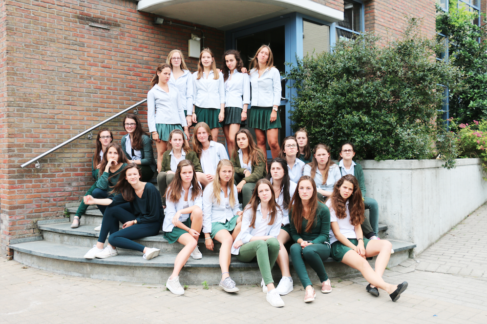 Uniformen streetstyle: de looks van Sint-Bavo - ELLE.be