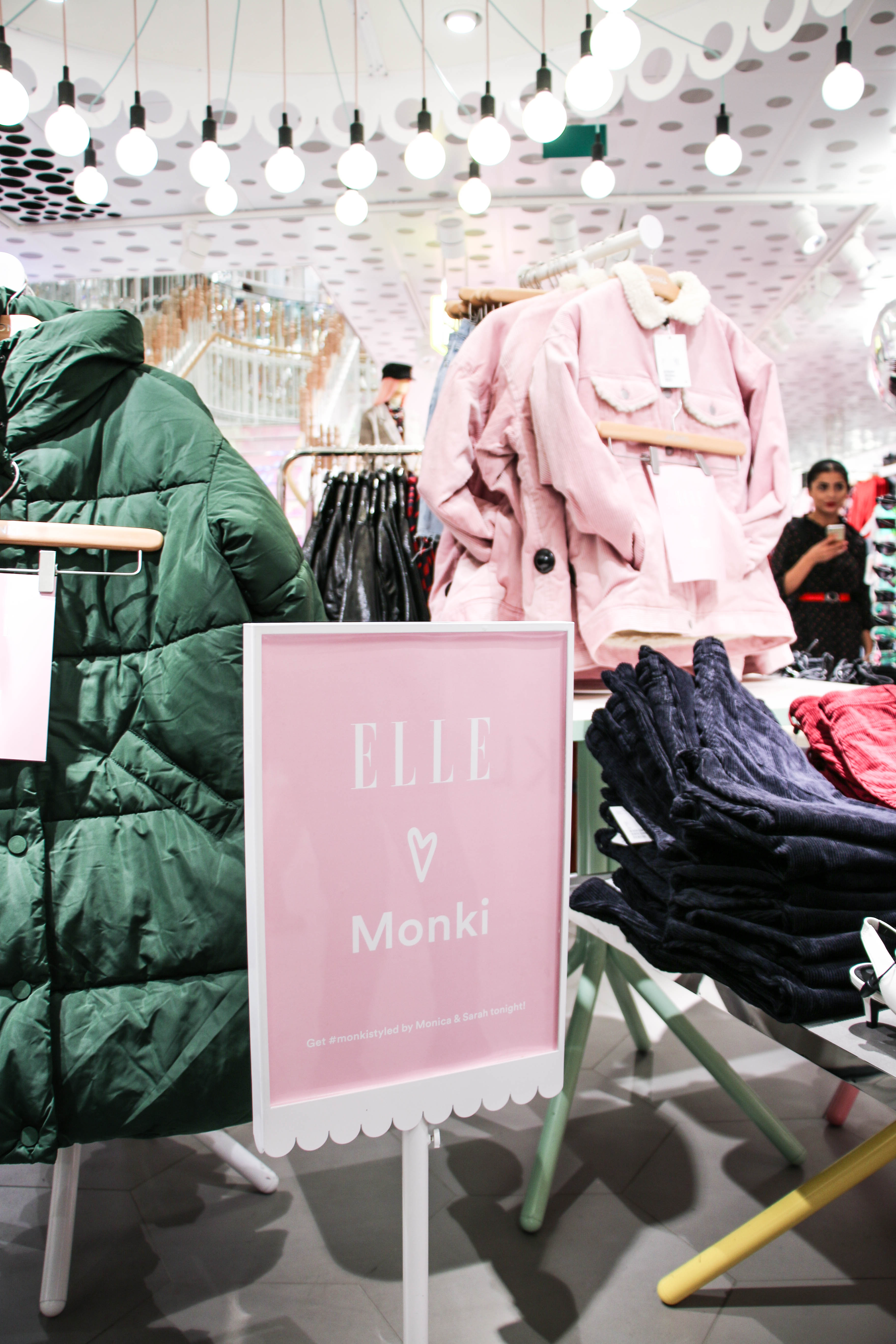 Bekijk hier de foto's van het ELLE x Monki in-store event in Antwerpen