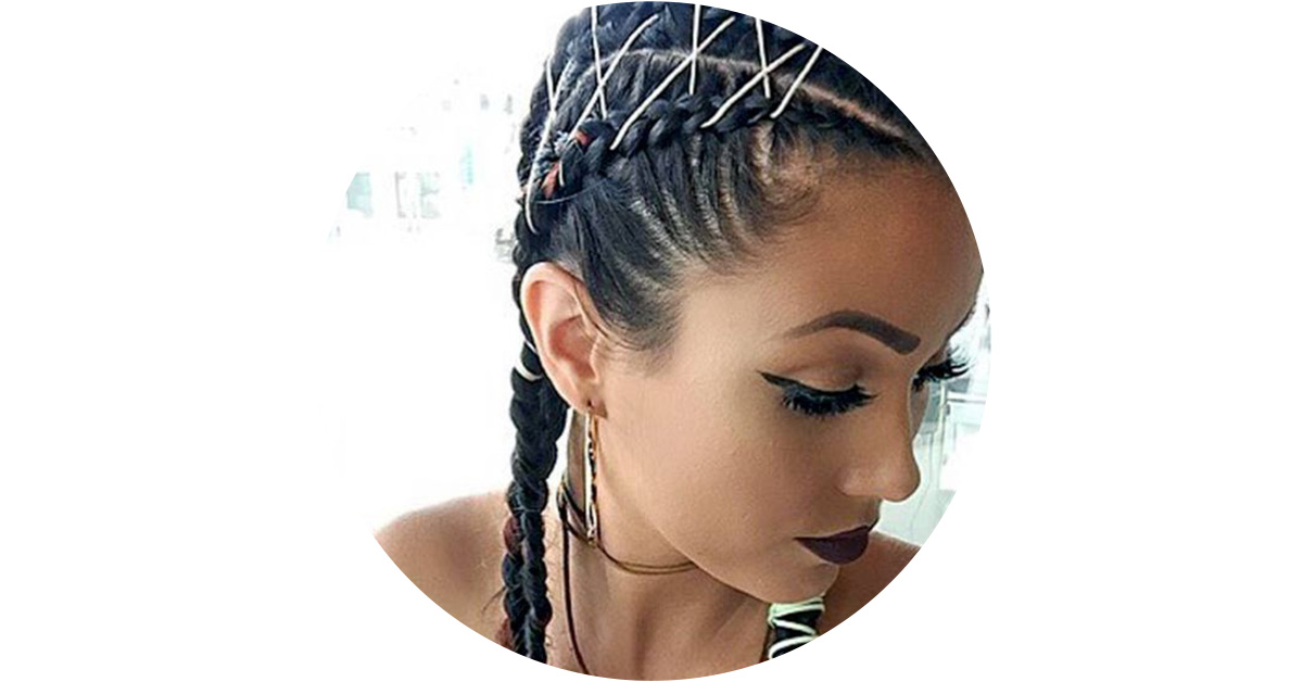 Corset braids: dit is de vrolijkste haartrend van de zomer - ELLE.be