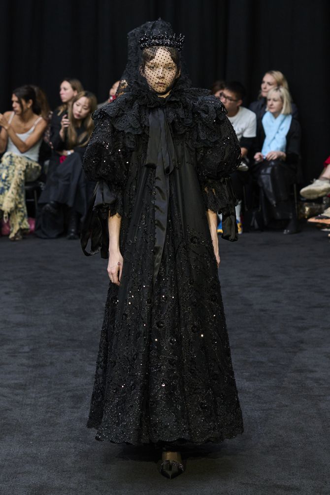 Zo brengen designers eerbetoon aan de Queen op London Fashion Week