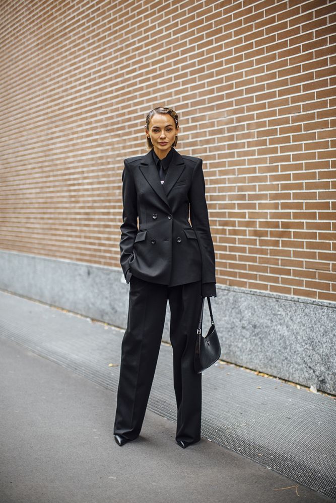 5 manieren om een volledig zwarte outfit te stylen zonder saai te zijn