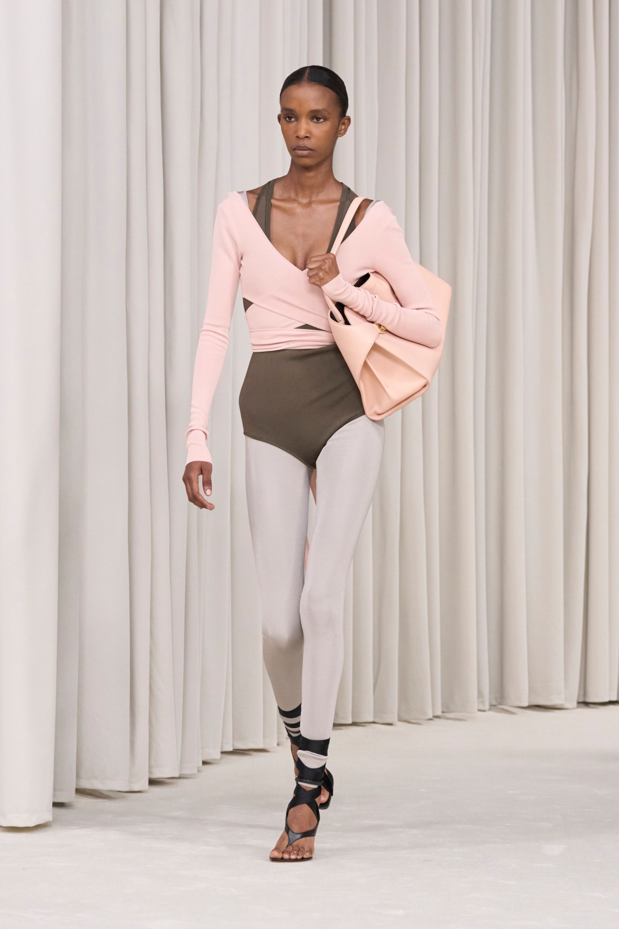 Deze trends gespot op de catwalk voor 2025 kan je nu al shoppen
