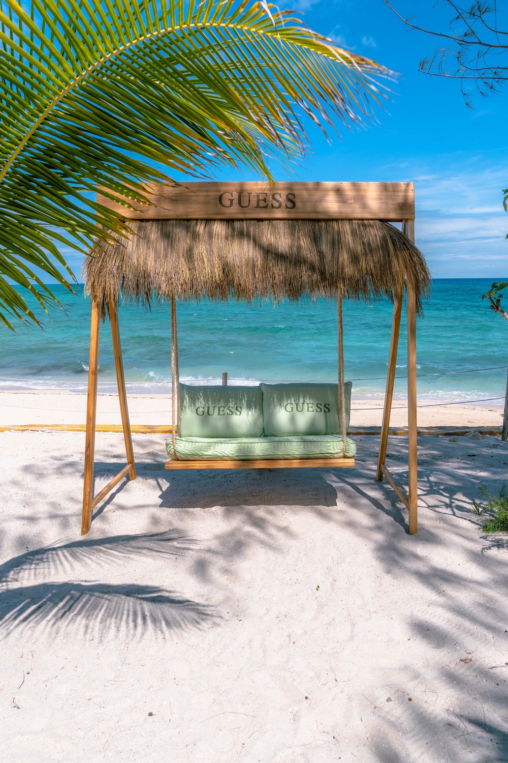 Voor GUESS geen strandclub, maar een volledig privé-eiland in Zanzibar